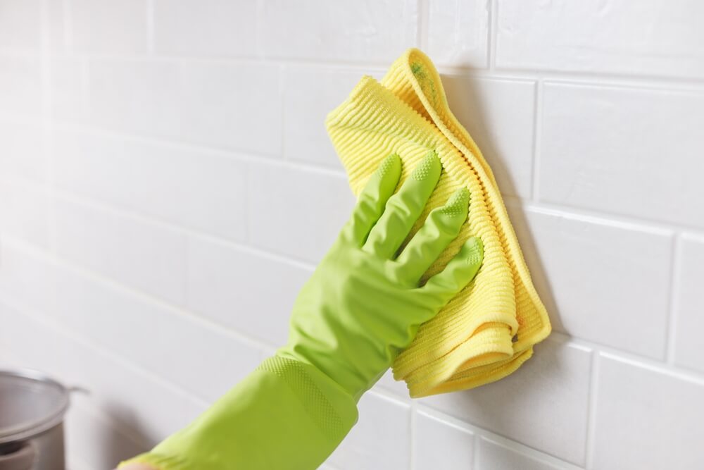 Cómo limpiar bien los azulejos del baño | Grupo Limsama